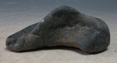 台なし。 ●サイズ 　H3.5cm×W8cm×D4cm全長8cmのミニサイズですが山が連なる様子がよく表現出来た水石です。 正面・裏・底・上部からと四方から写真を撮っております。