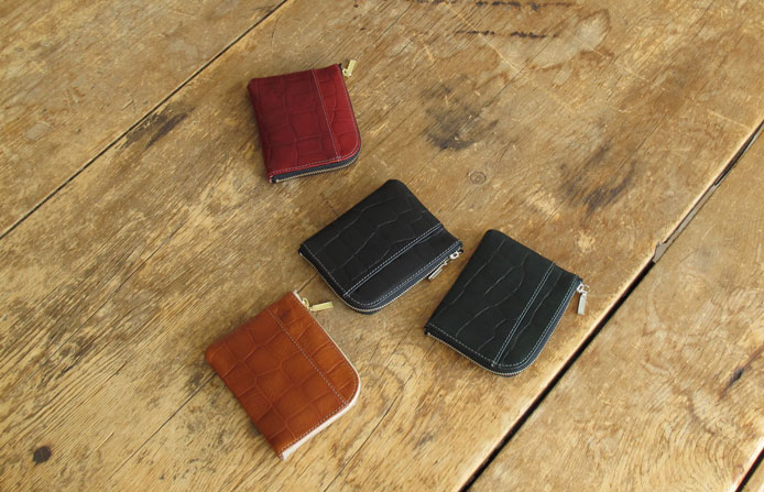 サイズー縦9(cm)横11.5(cm) 素材ー日本製レザー(牛革) 日本製。 コイン入れ付き。 カード入れは6カ所。 + spec 日本製の牛革です。 クロコの型押しプレス加工を施していますが、牛革の革味を生かしたまま 仕上げられています。...