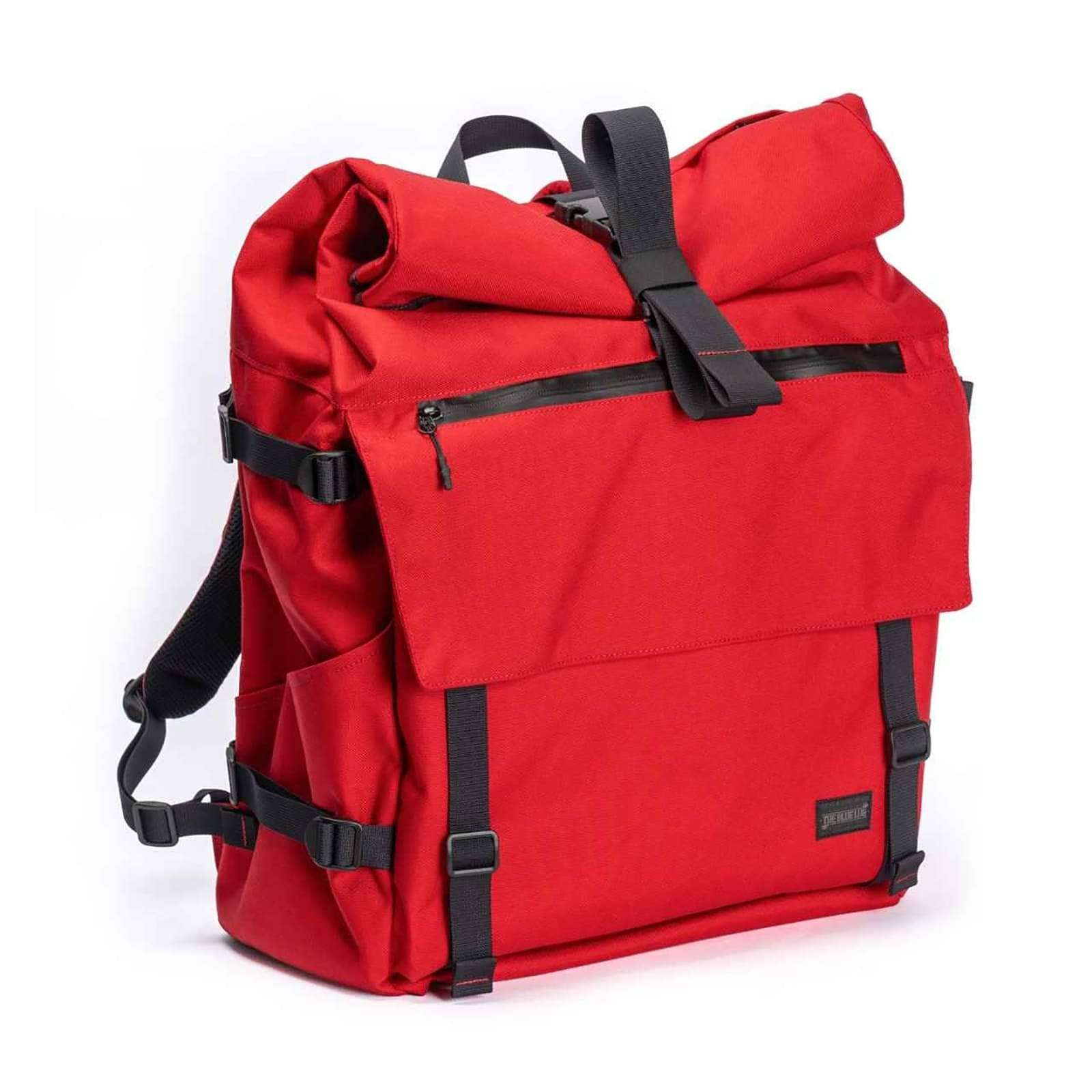 BLUE LUG[ブルーラグ]trunk red 商品説明 メッセンジャーバッグの文脈から生まれた大容量のロールトップ・バックパック。BLUE LUGのTRUNK / トランクです。2015年の誕生から10年を経て、2代目としてフルリニュー...