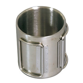 定番の保温、保冷の効果がある二重構造マグカップ 通常のシングルマグに比べて保温、保冷の効果があるカップです。シングルのカップに比べ熱い飲み物等を入れた際に持った時に手が熱くなりにくいのが特徴です。取っ手はフォールディングタイプの為、収納しや...