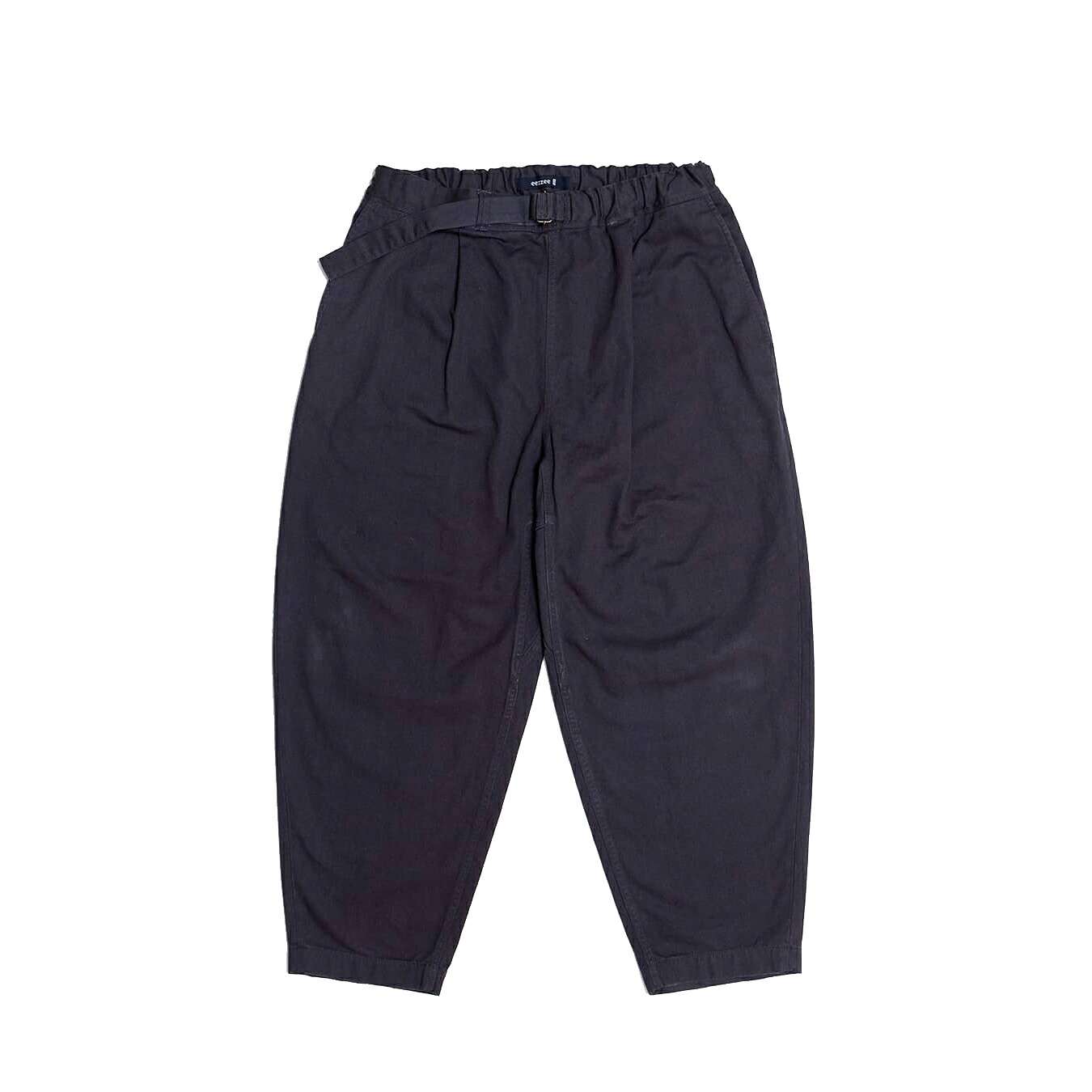 EEZZEE[イージー]EEZZEE PANTS / Fadeway Cotton Charcoal 商品説明 季節を問わず活躍し、毎日のコーディネートに自然と馴染む一本。このパンツは、コットン100％の素材を使用し、気負わず洗えて、気軽に...
