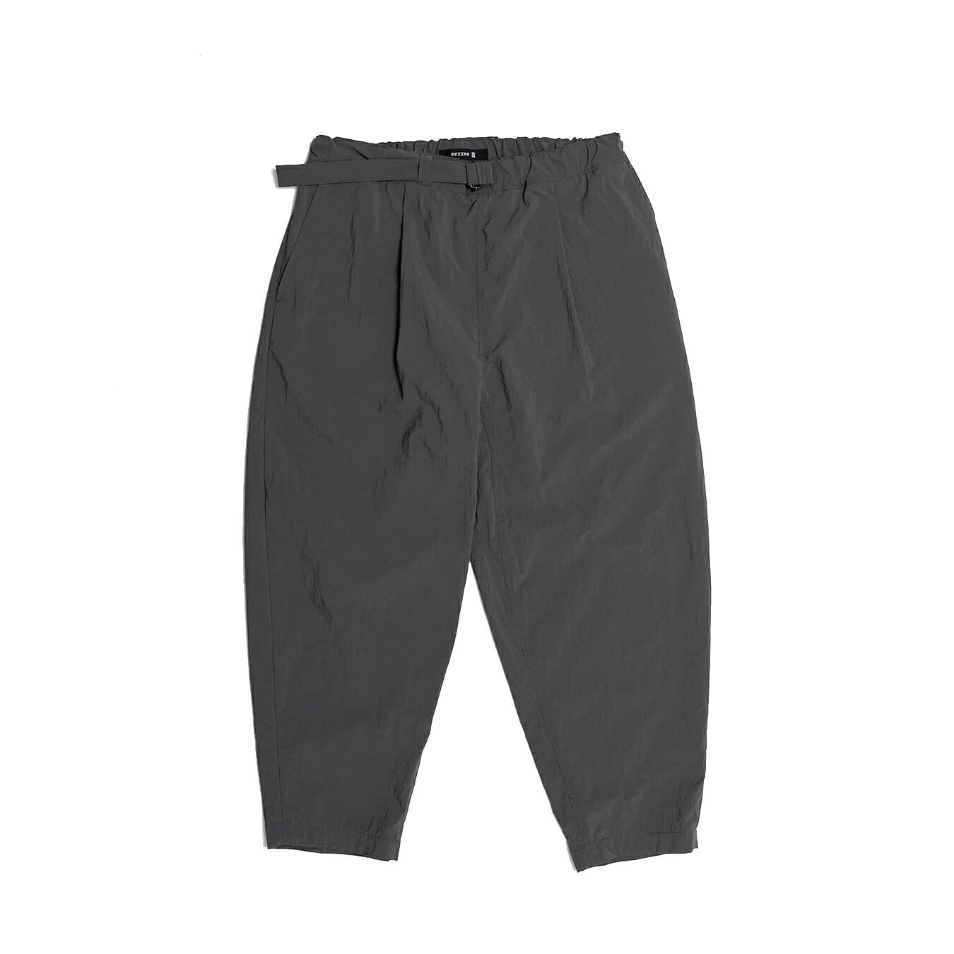 EEZZEE[イージー]EEZZEE PANTS / Swifty Nylon Gray 商品説明 驚くほど軽く、さらりと心地いい。このナイロンパンツは、薄手ながら豊かな表情を持ち、まるで天然素材のようなナチュラルな風合い。 ナイロン特有の...