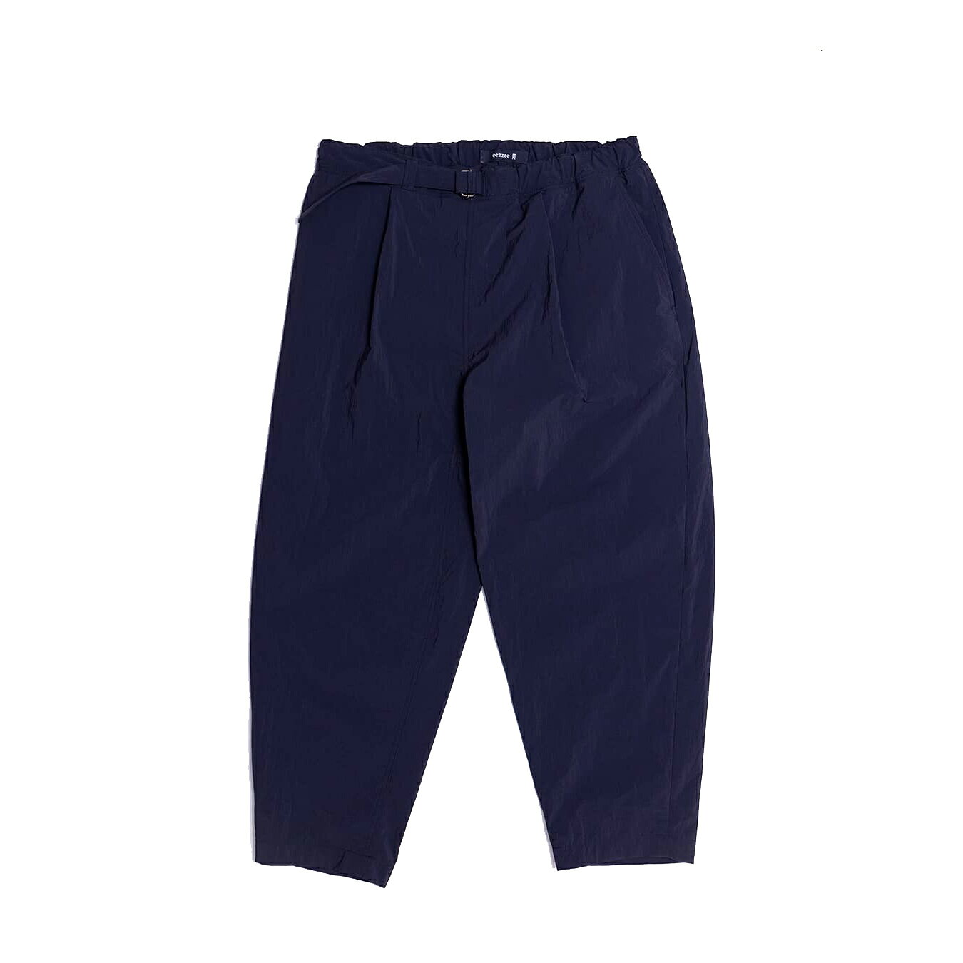 EEZZEE[イージー]EEZZEE PANTS / Swifty Nylon Navy 商品説明 驚くほど軽く、さらりと心地いい。このナイロンパンツは、薄手ながら豊かな表情を持ち、まるで天然素材のようなナチュラルな風合い。 ナイロン特有の...