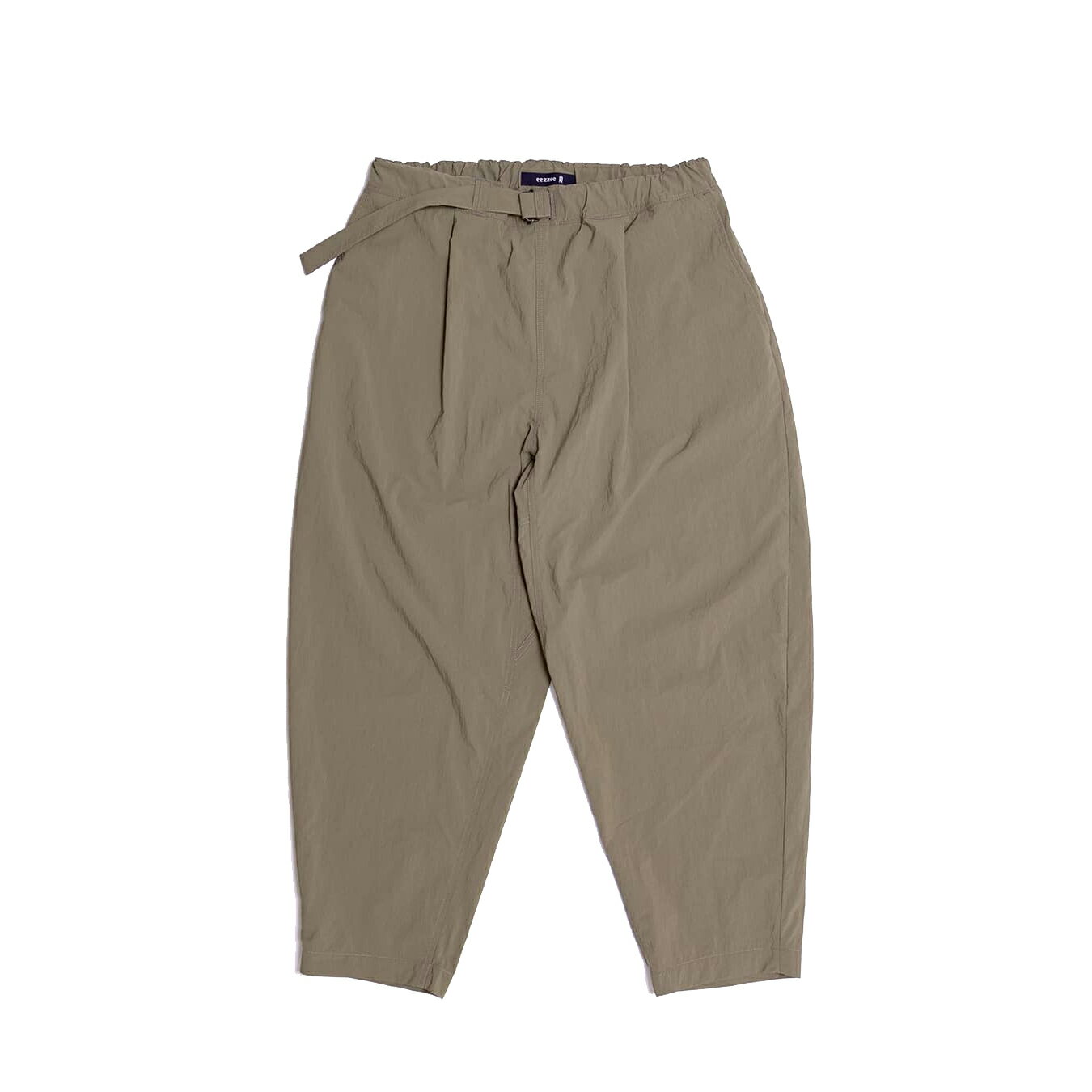 EEZZEE[イージー]EEZZEE PANTS / Swifty Nylon Beige 商品説明 驚くほど軽く、さらりと心地いい。このナイロンパンツは、薄手ながら豊かな表情を持ち、まるで天然素材のようなナチュラルな風合い。 ナイロン特有...