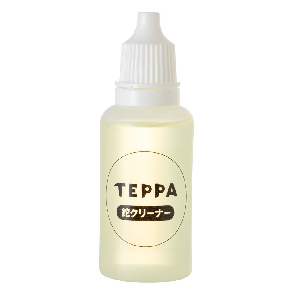 TEPPA[テッパ]クリーナー 商品説明 鉈用のクリーナー。使用に伴い木の脂などで汚れてしまった刃を放置していると切れ味が落ちるだけではなく、錆の原因にもなります。汚れがついた場合はこのクリーナーで洗浄しましょう。 使用方法 汚れた場所に直...