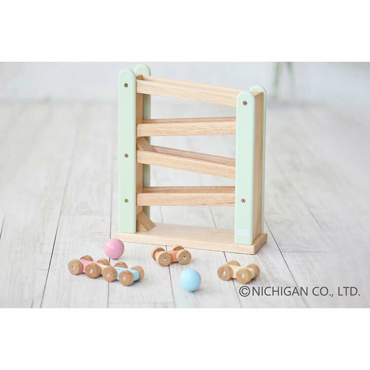 車やボールがスロープを滑り落ちる際に木の優しい音と個性的なリズムを生み出す点が特徴で、お子様の聴覚を刺激し、遊びを通して音の違いやリズム感の発達を促します。また、天然木の温かみを感じさせる優しいデザインは、お子様が安心して遊べるだけでなく、...