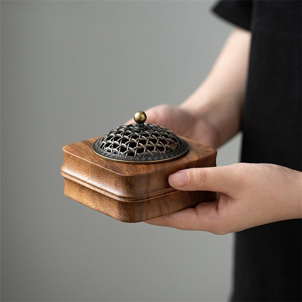 □商品詳細 ? サイズ：約10x10x3.5cm。内径：7cm。　材質：胡桃木製。? お好きな香りを焚くと禅の境地が溢れ、リラックス、平和、楽しい雰囲気を作りやすい、仏壇と茶室用に最適。? 蓋付き、灰の舞い上がりがなく、お手入れ簡単。不燃シ...