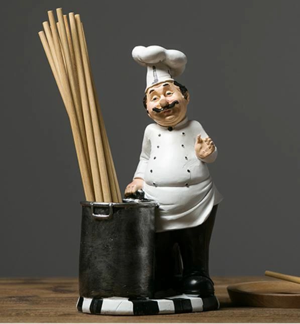 ユーモラスな表情が楽しいシェフモチーフの箸立てです。おちゃめな表情と動作がかわいいですね。置いておくだけでもオシャレな置物として楽しめます。カフェやレストランなどのディスプレイ用にもいかがでしょうか。樹脂製サイズ 約13×高さ23.5cm当...