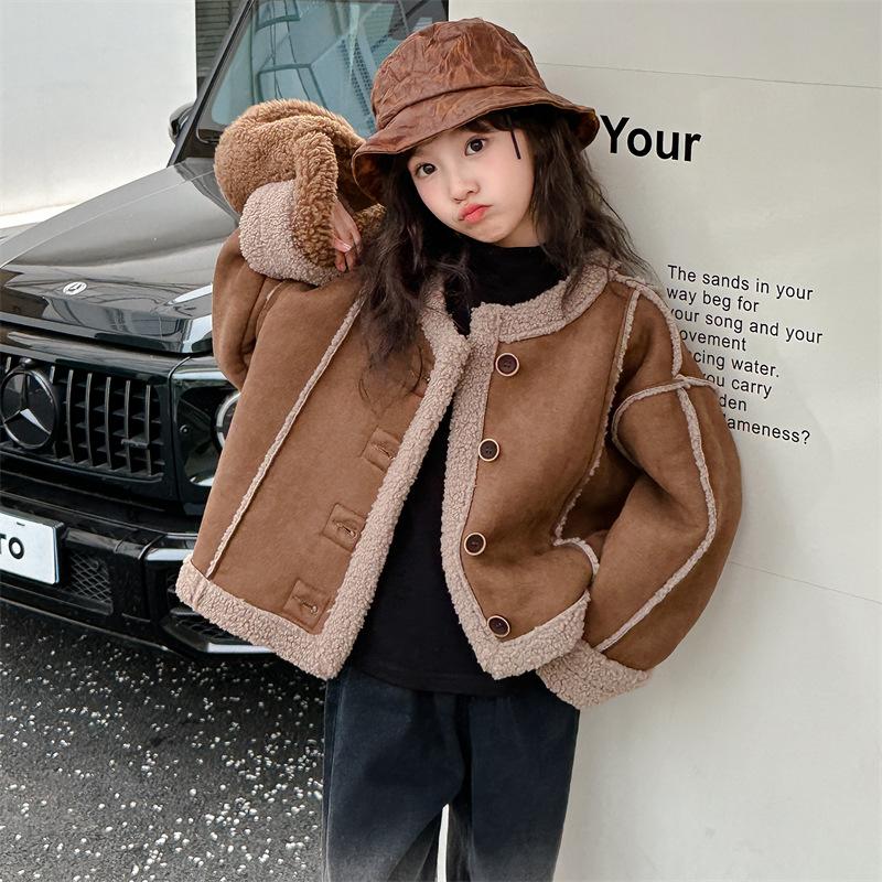 商品名子供服アウター キッズ コートカラー写真通りサイズ120&nbsp; 130 140&nbsp; 150 160 170ご注意事項商品写真はできる限り実物の色に近づけるよう加工しておりますが、お客様のお使いのモニター設定、お部屋の照明...