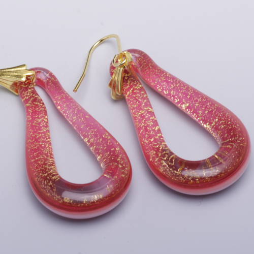 ベネチアンガラスで作られたハンドメイドのピアス しずくの形をモチーフにして、なだらかで魅惑的な曲線になっています。 セクシーさと気品を演出できます。 金属部分は皮膚にも優しいロジウム鍍金が施されております。 ベネチアングラスに閉じ込められた...