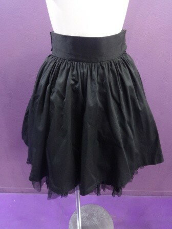 ■ランク：A ■色：黒 ■サイズ：2　総丈約56cm　ウエスト約64cm ※多少サイズが前後する場合がございます。4〜5cm程度のゆとりをみてお買い求め頂くことをお勧めいたします。 ■品質表示：表地　綿100％ チュール　ポリエステル100...