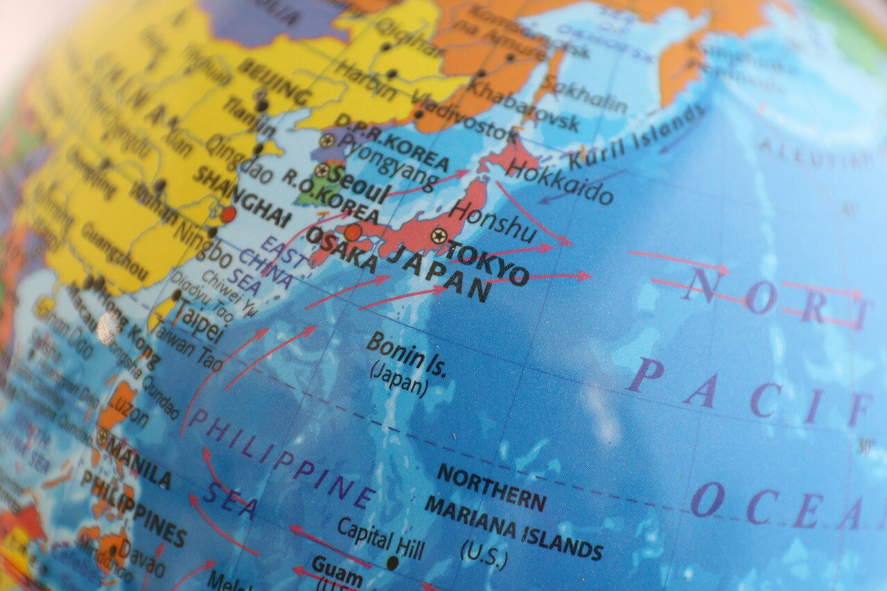 モンテッソーリ　地球儀　♪英語♪ Montessori Globe Of The Continents 知育玩具 地理　Geography 推奨年齢　3歳ぐらいから 英語表記の標準地球儀。 海流の流れも表記されてます。 地球の直径：　20 ...