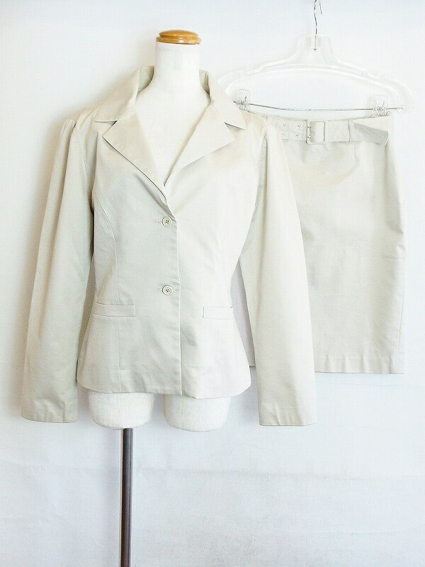 商品名APUWEISER ストレッチ　ベルトスカートスーツ カラーライトベージュ系 サイズ ( cm )サイズ表記 ： 38ジャケット・ 肩幅(平置)43 ・ 身幅46 ・ 袖丈58 ・ 着丈57スカート ・ ウエスト（平置）34・ 着丈5...