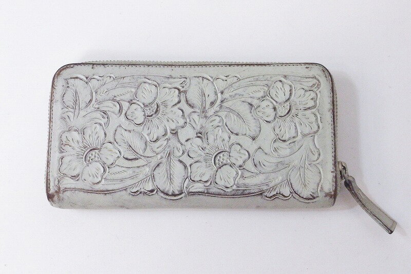 商品名CARVING TRIBES　長財布 ジップウォレット 商品説明メキシコの職人さんが一つ一つ手彫りしたフラワー柄のカービングが特徴のラウンドファスナー長財布。サイズ ( W * D * H )W 190*D 25*H 100備考・札入...