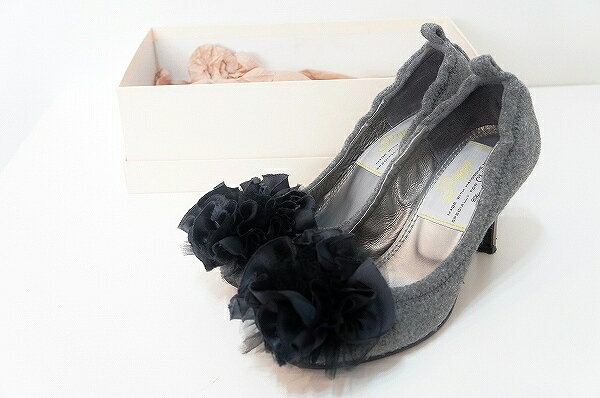 ブランド名pippi ピッピ商品名ウール素材 モチーフ付パンプス カラーグレー/ネイビー サイズ ( cm )表記サイズ 35　1/2・ ヒール高さ7cm・ ヒール残 9/10付属品元箱コンディションレベルAAA・（美品）コンディションレベ...