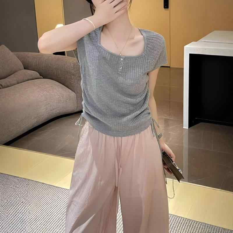 ・カテゴリ: Tシャツ・スタイル: カジュアル・ネックライン: Uネック・袖丈: 半袖・袖型: レギュラースリーブ・柄: 無地・デザイン: 切替、立体デザイン・シルエット: スリムフィット・着丈: ショート丈（40cm超〜50cm以下）・カ...