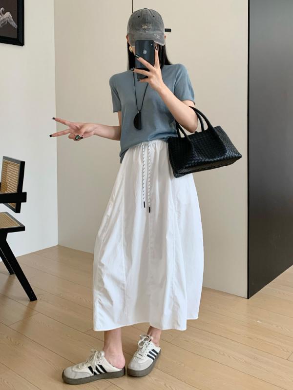 ・柄: 無地・素材: 仿棉（綿風ポリエステル）・スカートの形: カーゴスカート・スカート丈: ミモレ・マキシ丈・デザイン要素: 切り替え・カラー展開: ホワイト、ネイビー、ダークグレー、ブラック・サイズ展開: S、M、L、XL・スタイル: ...