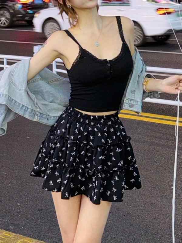 ・カテゴリ: 半身裙（スカート）・柄: 小花柄・主な素材: ポリエステル・スカートのデザイン: ティアードスカート・スカート丈: ミニ丈・デザイン特徴: フリル・カラー展開: ブラック・サイズ展開: ワンサイズ・スタイル: フェミニン、スウ...