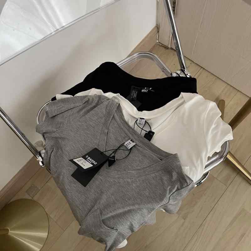 ・カテゴリ: Tシャツ・スタイル: スイート、フレッシュ、カジュアル・仕様: プルオーバー・袖丈: 半袖・柄: 無地・シルエット: ルーズフィット・着丈: ミディアム丈（50cm超65cm以下）・ネックライン: Vネック・袖の種類: レギュ...