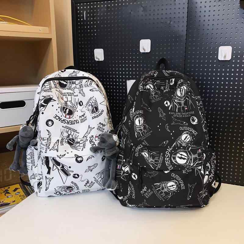 リュック メンズ レディース 鞄 バックパック 軽量 大容量 通勤 通学 学生 普段使い デイパック カジュアル おしゃれ・カラー: ブラック、ホワイト・サイズ: 単品、チャーム付き・性別: 男女兼用・利用シーン: 日常・素材: ナイロン・...