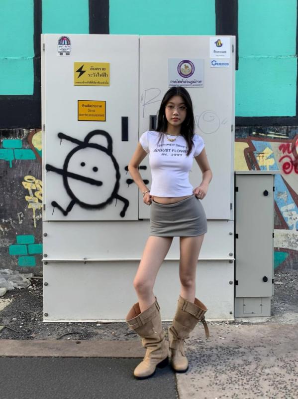 Tシャツ レディース 半袖 夏 ヴィンテージ風 アメリカン ロゴプリント ホワイト タイト ショート丈 ウエストシェイプ カジュアル・生地名称: ポリエステル・主な素材: ポリエステル・サブ素材: スパンデックス・柄: 英字・数字・文字・ス...