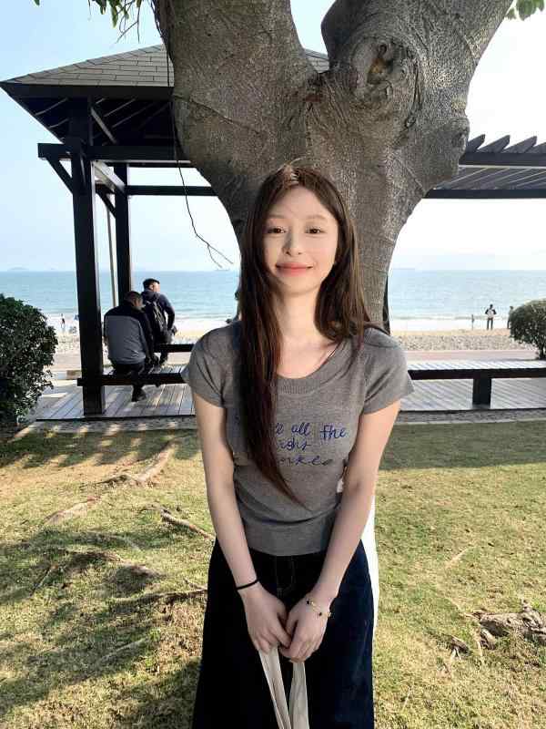 Tシャツ レディース ニット 半袖 オフショルダー ショート丈 スリムフィット グレー 春夏・素材: ニット・主素材: ビスコース繊維・混用素材: ポリエステル繊維・柄: 英字、数字・スタイル: プルオーバー・袖丈: 半袖・製法: ニット・...