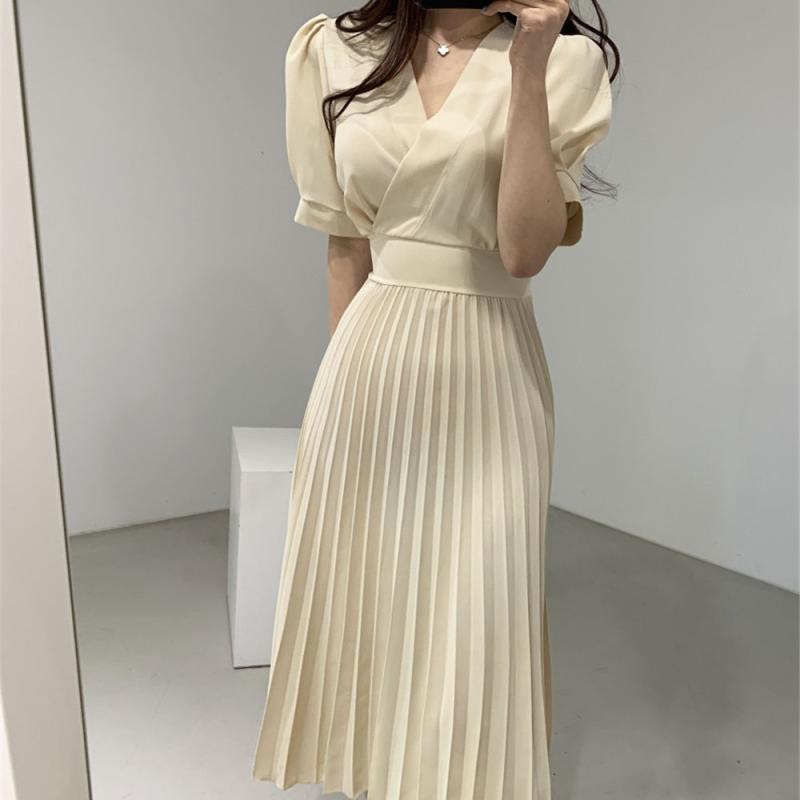 韩国 chic 优雅 轻熟 スリムに 見える V 领 交叉 设计 收 腰 中 长款短 袖 百 褶 ワンピース面料名称: 其他图案: 纯色工艺: 印染款式: V领款组合形式: 单件裙长: 中长款裙型: 百褶裙领型: V领袖型: 泡泡袖袖长: ...