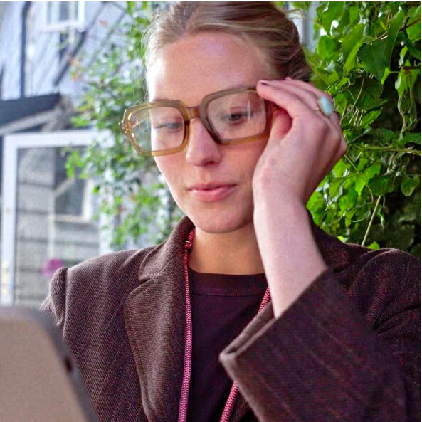 コメント いかにも“老眼鏡”なデザインのものはちょっと・・・、というお客様にもおススメです。お手頃価格なのでデザイン違いで揃えて、使い分けてもいいですよ！最初の一本はこだわりの老眼鏡を サイズ サイズ画像参照 生産地：台湾 素材・成分：フレ...