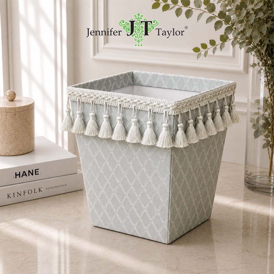 商品名 ジェニファーテイラー ダストボックス ごみ箱 布 布張り 高級 エステ ネイル Swanson Jennifer Taylor 32248DB 即日発送 サイズ(cm) 26X26X30H 材質 芯材/厚紙　表面/布 商品説明 人気...
