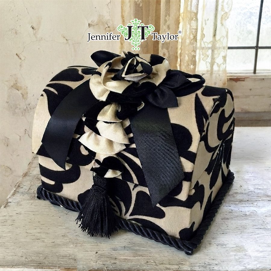 商品名 ジェニファーテイラー トランクボックス ダマスク Yorke Jennifer Taylor 32043BX サイズ(cm) 18X13.5X13.5H 材質 芯材/厚紙　表面/布 商品説明 人気の秘密は女性の心を擽るタッセルを使い...