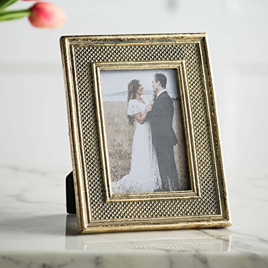商品名 クラシックモダン 写真立て フォトフレーム 縦置き サイズ(cm) 16.5×21.5×2 材質 90% レジン 8% 紙 2% ガラス 商品説明 目を引くリッチな質感と金の輝きを組み合わせたこの贅沢なフォトフレームは、クラシックか...