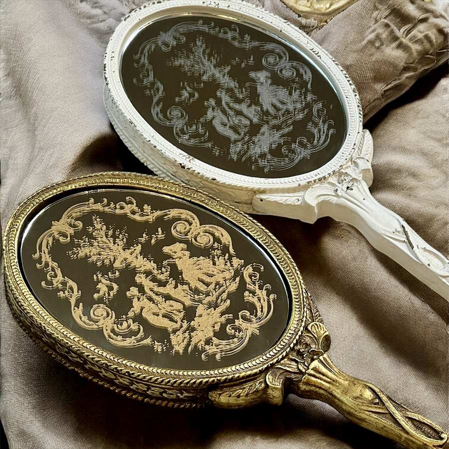 商品名 アンティークエッチング風 ハンドミラー サイズ(cm) 本体／25.5×9×1.5ミラー面／11.3×7.5 材質 樹脂、ミラー 商品説明 優雅な世界観をそっと映し出す、エッチング風デザインのクラシカルハンドミラー。 片面は繊細な装...