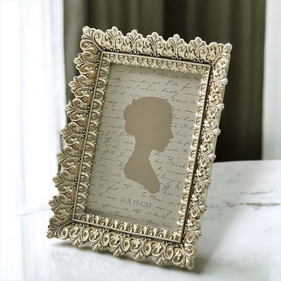 商品名 クラッシック フォトフレーム 写真立て サイズ(cm) 約15.5×20.5×2.5 内寸：10×15 材質 樹脂、ガラス、他 商品説明 優雅なスクロール模様が目を惹く、クラシックデザインのフォトフレーム。 繊細で立体的な装飾が存在...