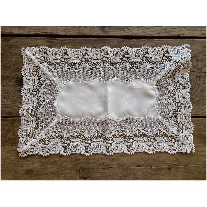 商品名 ＜white rose bouquet＞ テーブルセンター 30x45サイズ サイズ(cm) 30x45 材質 100％ポリエステル 商品説明 白く輝く生地に薔薇の花束が浮き上がり、周りをホワイトローズで彩って仕上げた美しく上品なシ...