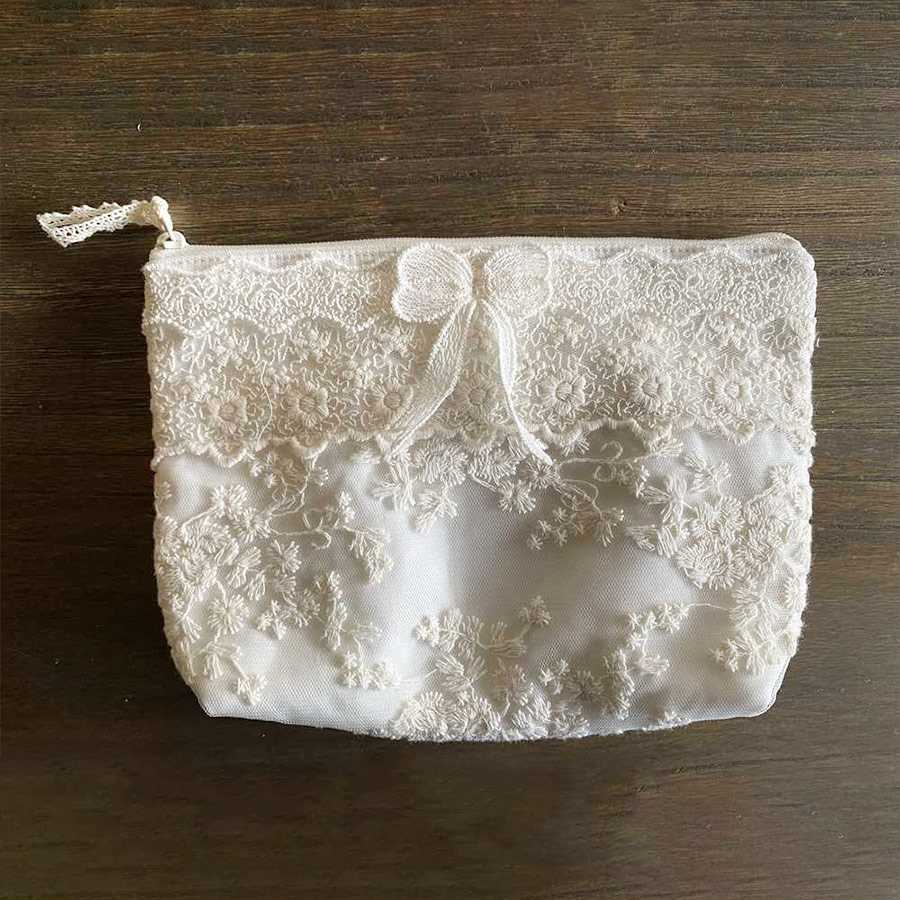 商品名 Joli ruban ジョリルバンシリーズ ポーチ サイズ(cm) 13x20x5 材質 生地：ポリエステル100% 刺繍糸：綿100% 商品説明 大人気のチュールレースにてリボンアクセントが可愛い小物を新しく作りました。 女の子心...