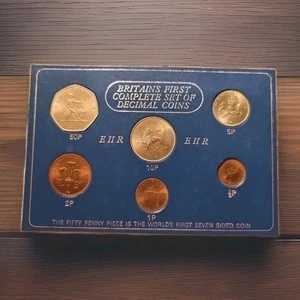 Britains First Decimal Coin Set 1971 Historic UK Mint Collectible Coins商品について出品者注記：ケース入り未使用品。あなたのコインコレクションに、歴史と優雅さを添えてみま...