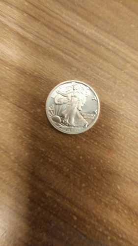 Uncirculated 1/10 Ounce Walking Liberty SILVER Round .999 Pure Privately Minted商品について材質：銀形状：円形純度：0.999貴金属含有量（1/10オンス）ブラン...