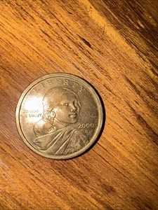 Sacagawea 2000 E Pluribus Unum 1 Dollar Coin商品について原産国：アメリカ合衆国材質：金色発行形態：通常貨幣グレード：未鑑定KM番号：なし修正品：なし認証：アメリカ合衆国造幣局額面：1ドル流通/未使...