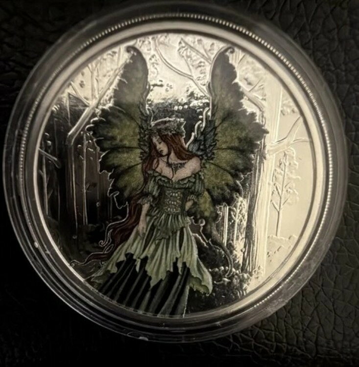 Amy Brown Collection Lady of the Forest colored 1 oz Silver Round商品について組成：銀形状：ラウンド純度：0.999単位1オンスあたりの貴金属含有量：1オンスブランド/造幣局：...