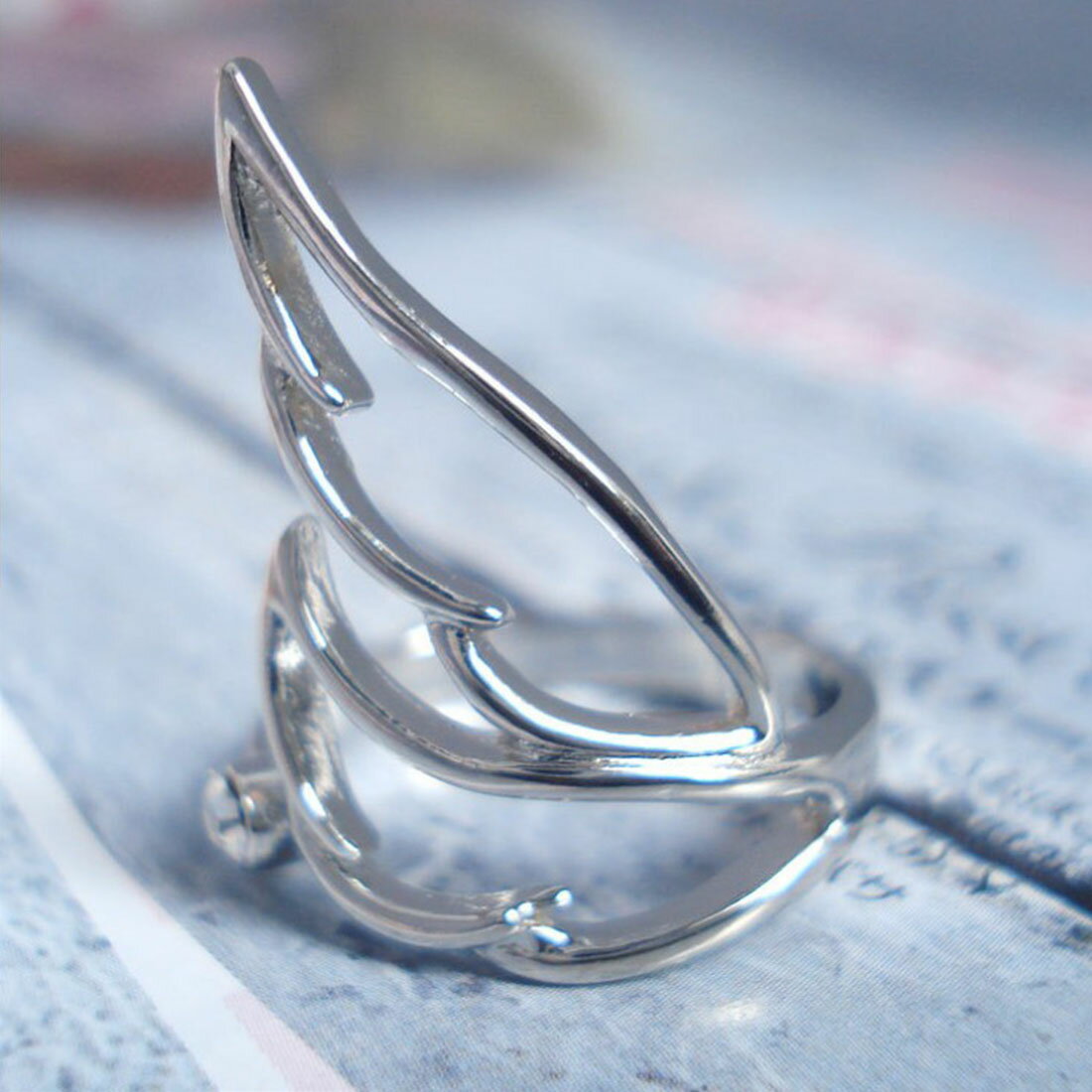 Item descriptionお洒落で可愛い天使の翼の透かしがあるリングです。フリーサイズなので気分によってつける場所を変えてみるのも○。ホットキーワードビビトレ200 楽天リング 天使の羽天使の翼とダイヤのリング商品詳細直径2cm：合金...