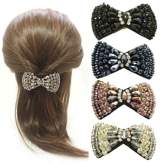 キラキラ華やかなバレッタ 形はオーソドックスなシンプルリボン 厚手フェルトの上に様々なカットビーズをあしらいました 大粒のクリアラインストーンも8石並んで輝きアップ ほかの人とかぶらないデザインが素敵 華のある髪どめです 高さのない金具で、...