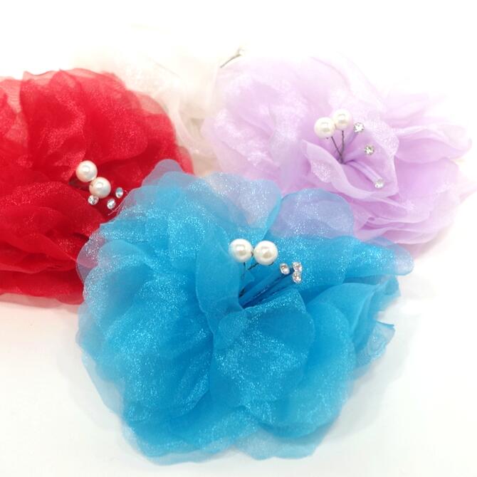 光沢のあってちょっぴりキラキラするシフォンのコサージュ ひらひら花びらが幾重も☆　パールビーズ2粒とクリアラインストーン3粒で上品な華やかをプラス 華やかでかわいいです 入学式、発表会、結婚式などに♪　コサージュとして、またヘアアクセとして...