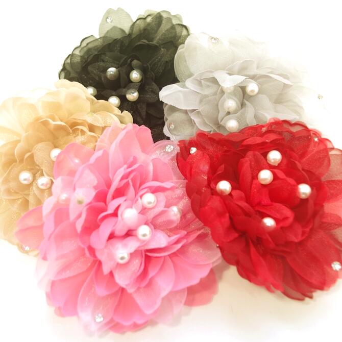 飾りが華やかなコサージュ 黒以外は、少し色が異なる2種類のシフォン生地の花びら グラデーションがきれい 大きめパールビーズ5粒とクリアラインストーン4粒が豪華な輝き キラキラしてかわいいです 入学式、発表会、結婚式などに♪　コサージュとして...