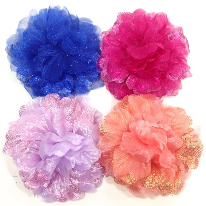 やや小さめコサージュ　ふわっと花びらが重なります 無地のシフォンとラメ糸の入った生地の2種類 （ブルーのシフォンのみラメパウダーが少し付いています） 鮮やかな色がきれい。 普段使いからちょっとしたお出かけに。 コサージュとして、またヘアアク...