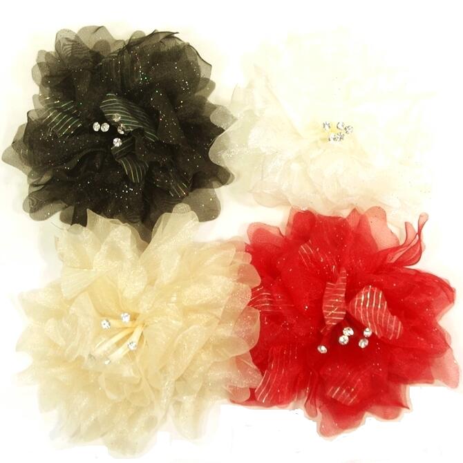 ラメ糸ストライプの入った花びらがおしゃれなコサージュ ありきたりじゃない生地で高級感もあり、オーロラカラーが映えます さらに無地の花びらには控えめなラメが施され、かわいい 中央にはクリアラインストーン5粒の花芯がキラキラの輝きです ブローチ...