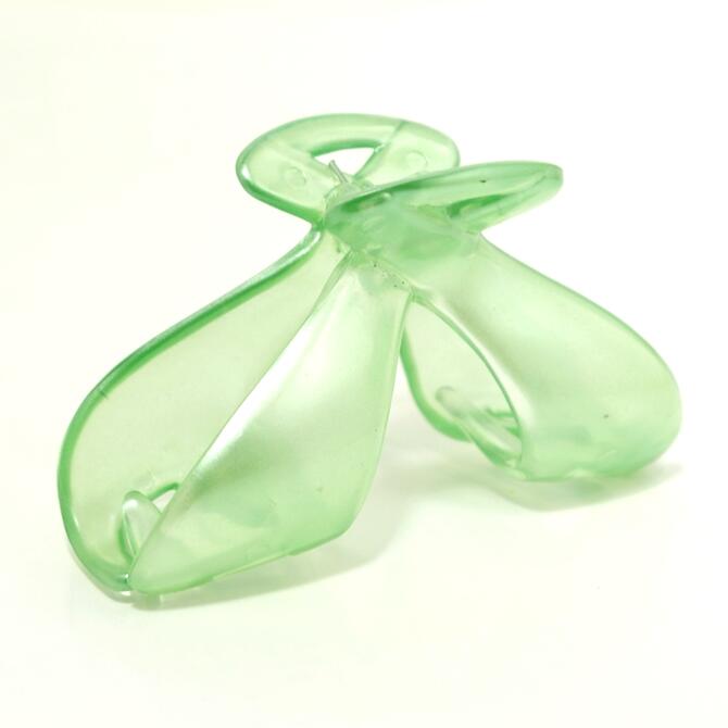 光沢のあるパール調半透明のグリーン ☆ やさしい雰囲気の色合いで大人可愛い♪ バネは強くてしっかり留まります。ミニマムなデザインがスタイリッシュ♪　大きめサイズ。 挟める髪の量はやや多め。ハーフアップ〜フルアップにどうぞ♪ 【色】　ライトグ...