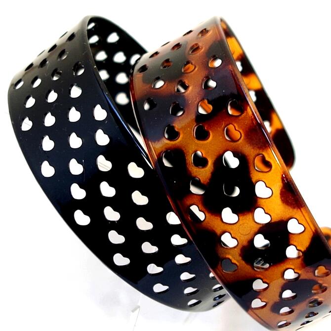 ワイドカチューシャ。プラスチック。軽い。 幅広。両端に向かって細くなります。 小さなハートが全面に型抜きされていて、かわいいです。 【色】 ブラック、べっ甲 【サイズ (約)】 最大幅 3.9 cm ※ メール便不可× ※ わずかな傷や小さ...