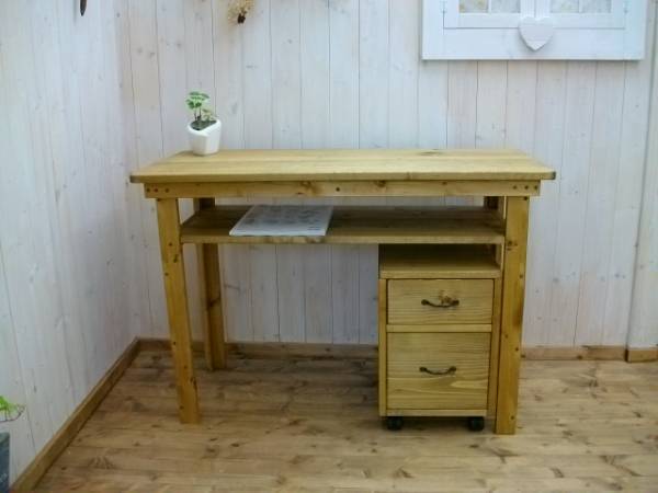 商品情報 商品詳細 ◆机・サイズ　　幅90cm　奥行き45cm　高さ70cm・カラー　　オイルステインオーク・棚板　　　天板下から10cm（内寸）◆チェストワゴン　・サイズ　　（外寸）幅300mm　　奥行き360mm　高さ455mm（キャス...