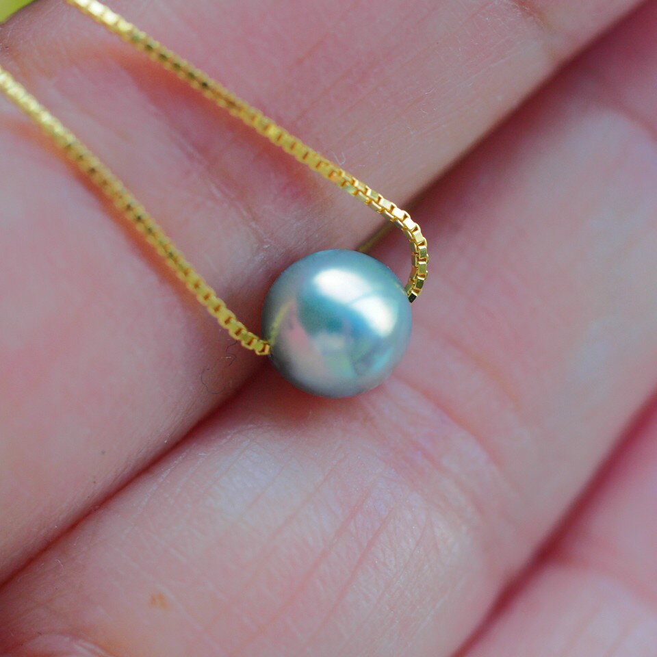 商品情報(特徴など）1粒のナチュラルブルーグレーパールを使用して、シンプルなブレスレッドに仕上げております。光に当たると少しキラキラ光り綺麗です。ナチュラルブルーグレーアコヤ真珠は染色しておらず自然の中で出来上がった色そのままで、少ない希少...