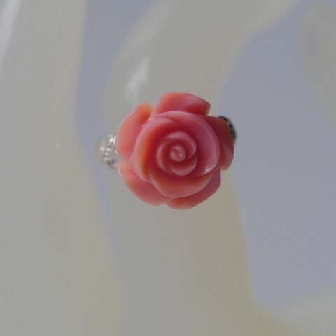 商品説明(特徴など) 商品説明 (特徴など)こちらはピンクカラーが可憐な色合いのピンクシェル。繊細な薔薇の花が彫刻され、シェル特有のピンク色の輝きが見られ、美しいです。 素材＊地金：SV（刻印があります）&nbsp;サイズ &nbsp;＊ピ...